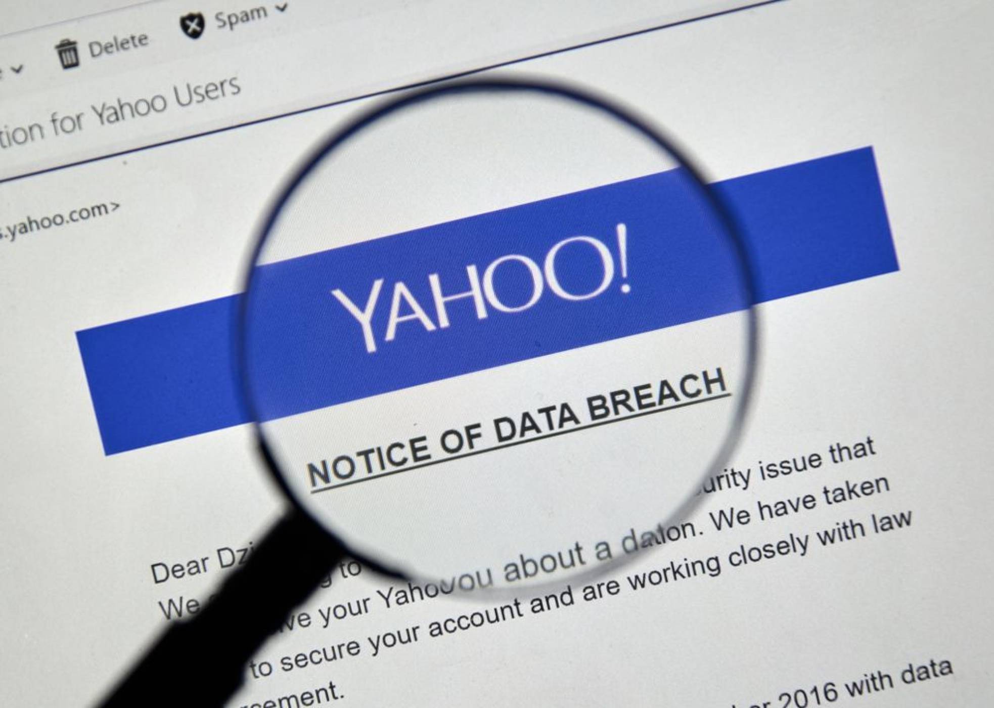 Бивш служител на Yahoo е претърсил имейлите на над 6000 души за голи снимки